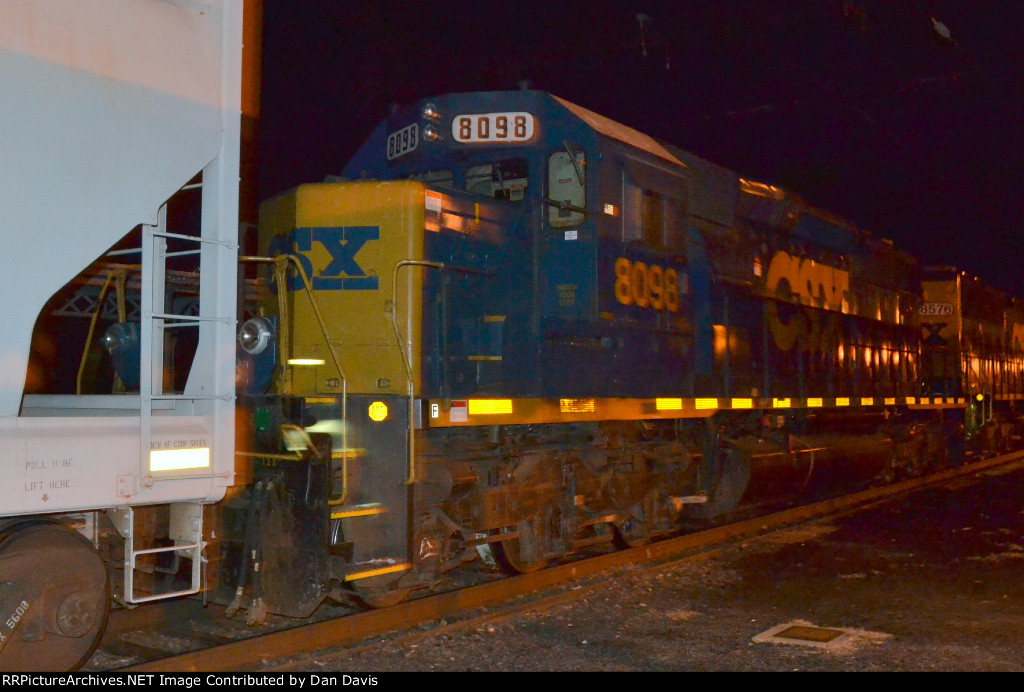 CSX SD40-2 8098 trails on Q409-03